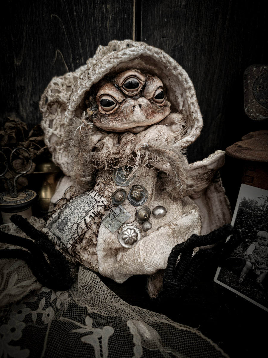 10" Three Eyed Toad – Agatha Black