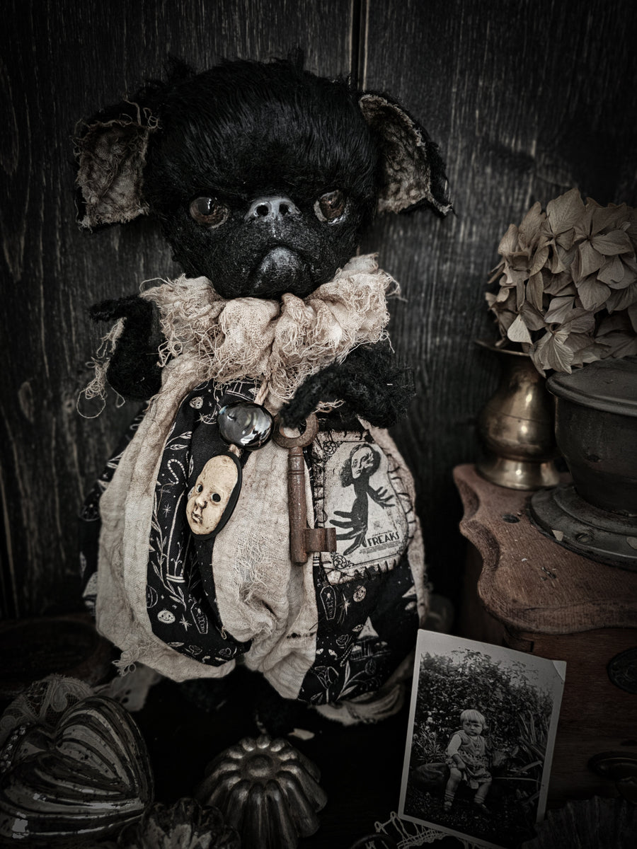 13.3" Grumpy Griffon – Agatha Black