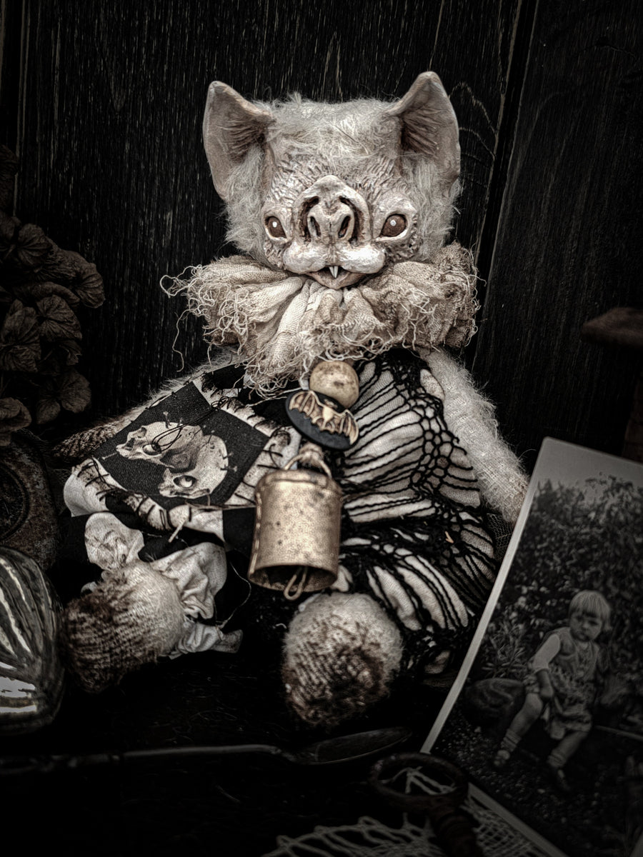 9" Pale Bat – Agatha Black