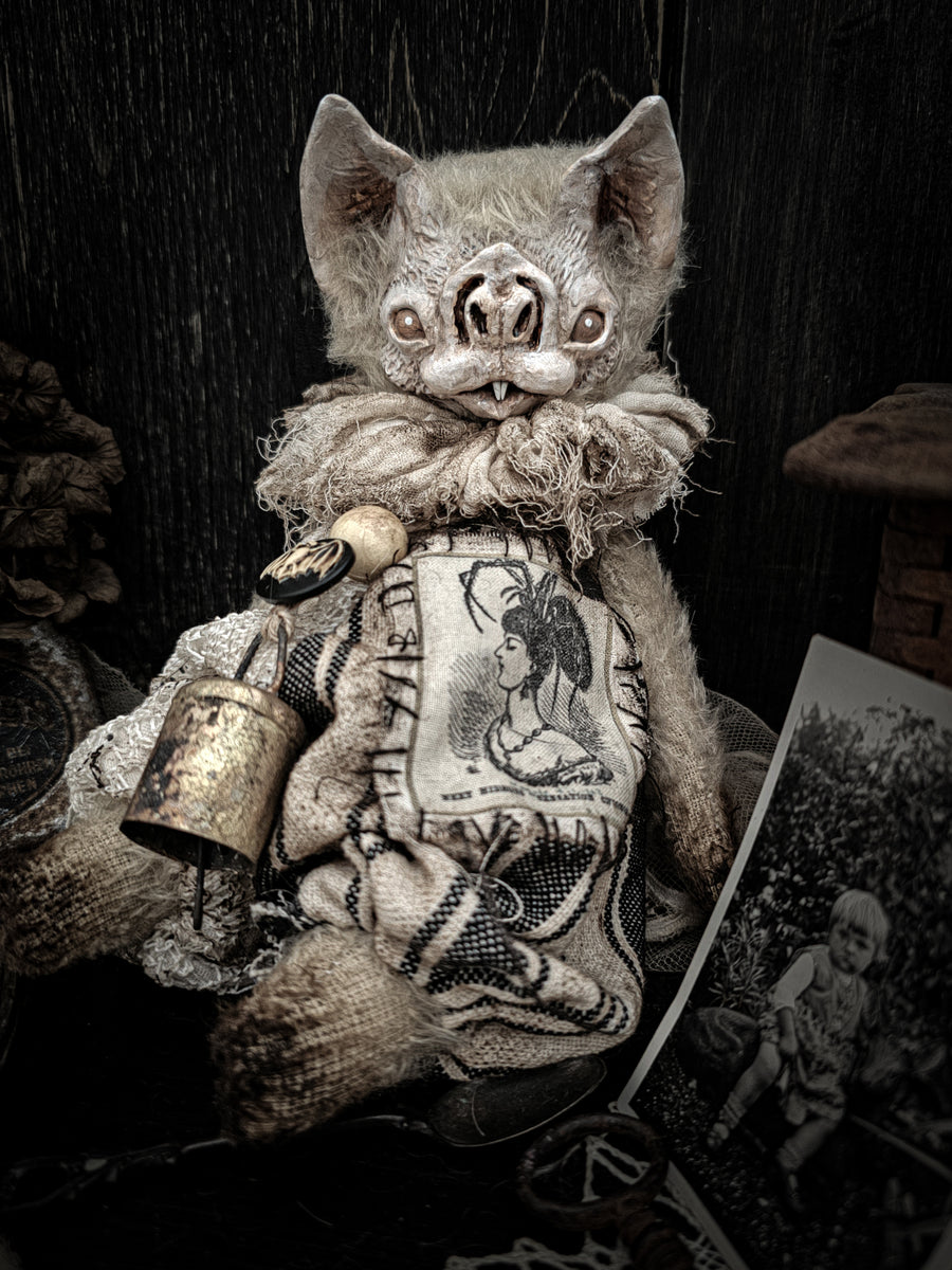 9" Pale Bat – Agatha Black